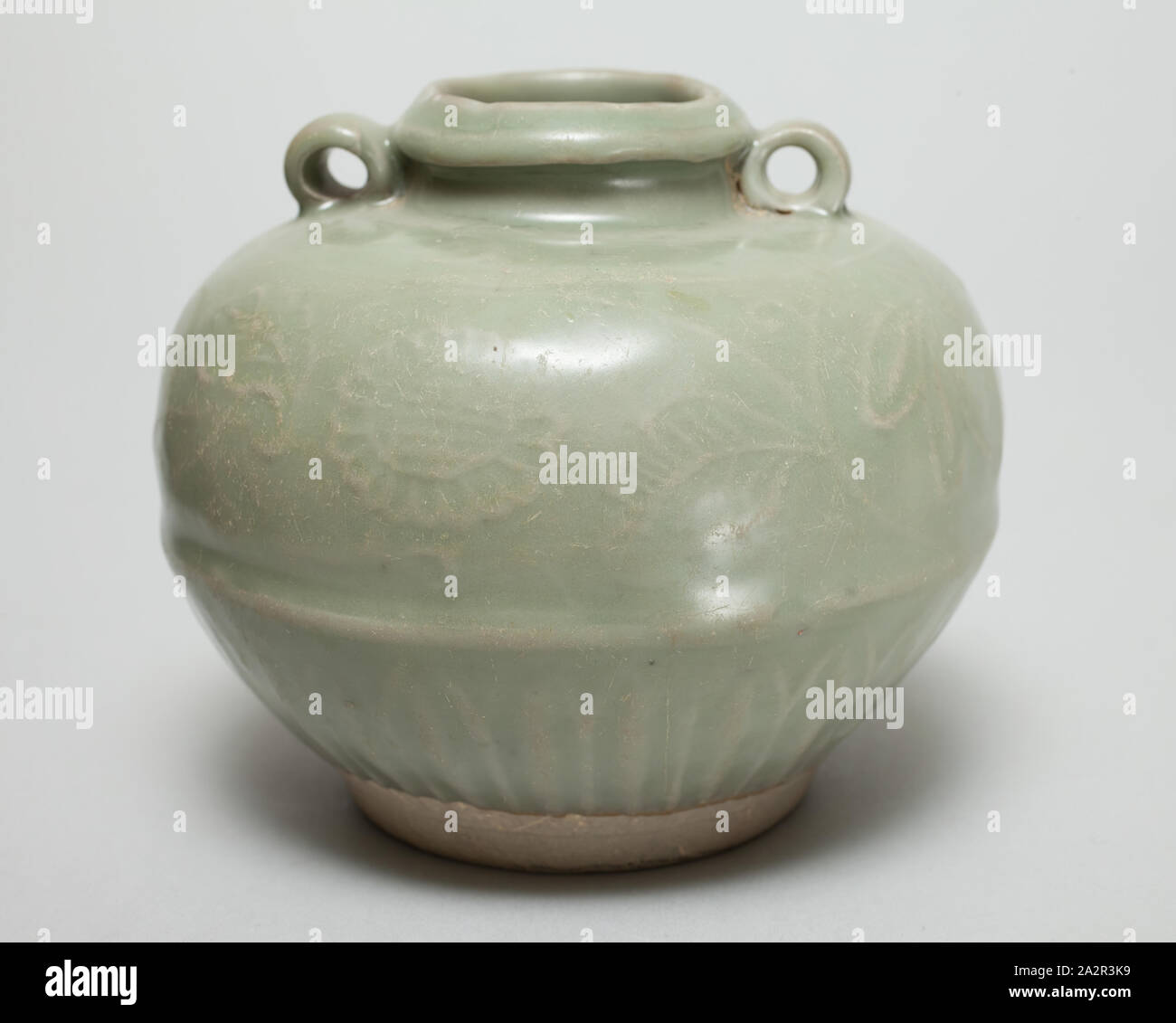 Chinese porcelain jar hi-res stock photography and images - Alamy