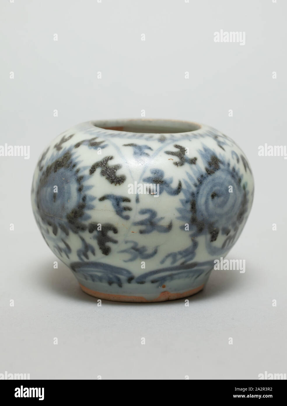 Chinese porcelain jar hi-res stock photography and images - Alamy