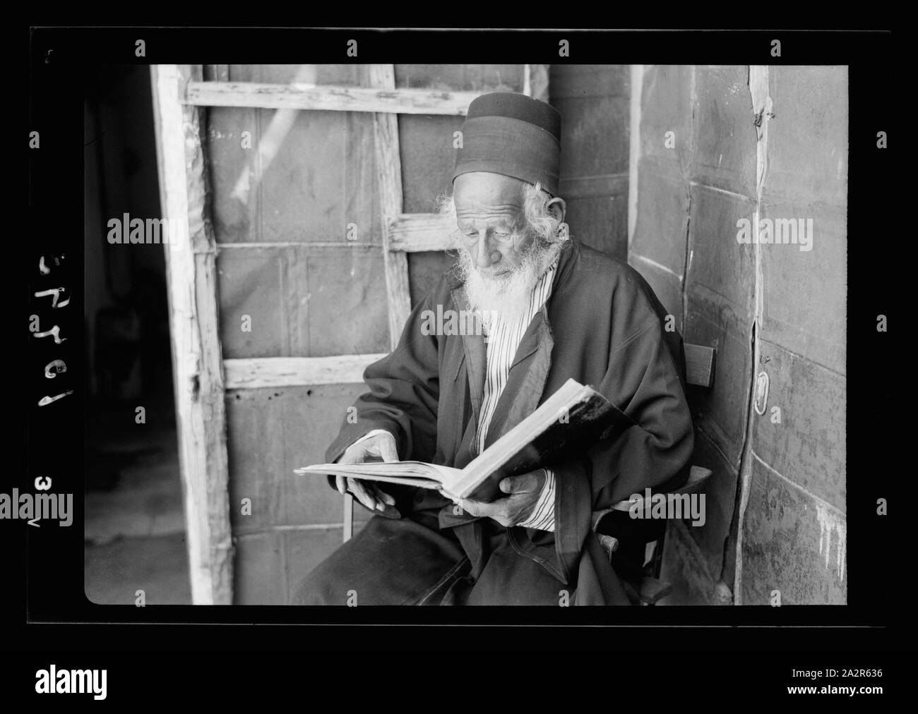 Rabbi reading torah hi-res stock photography and images - Alamy