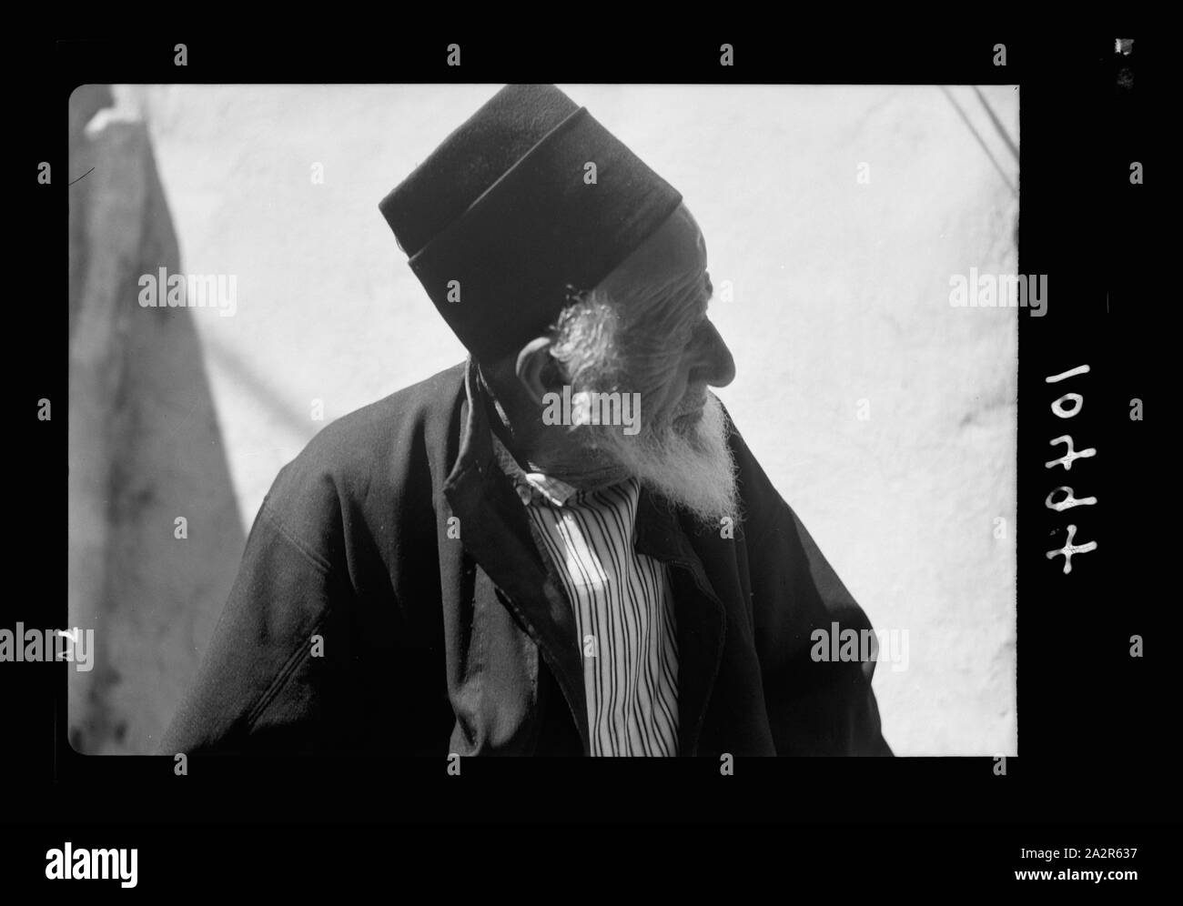 Rabbi reading torah hi-res stock photography and images - Alamy