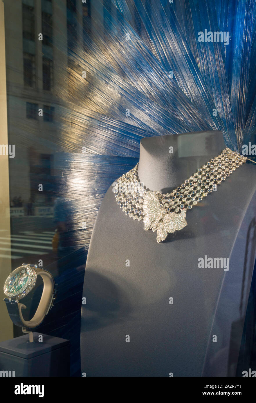 Van cleef arpels gemstones hi-res stock photography and images - Alamy