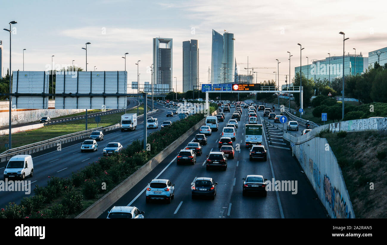 Morning rush hour skyscrapers hi-res stock photography and images - Alamy
