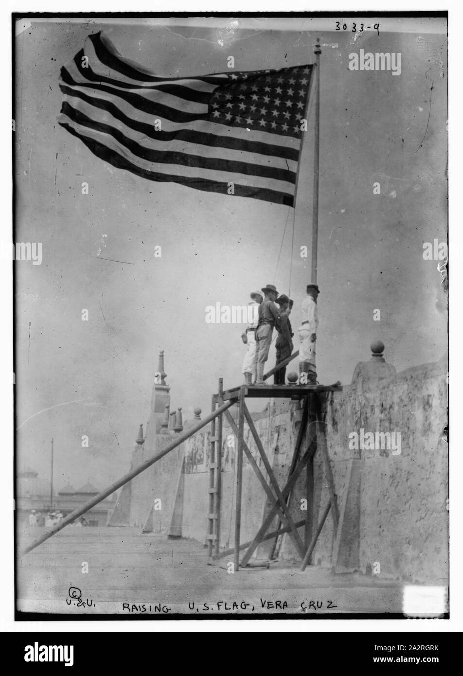 Raising the u s flag hi-res stock photography and images - Alamy