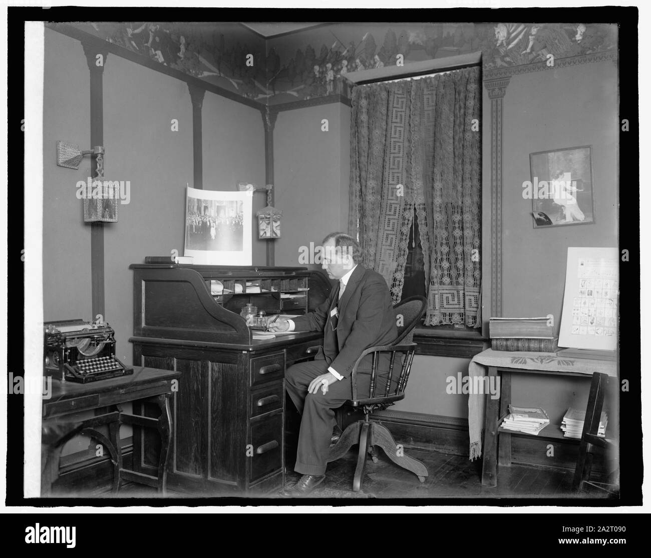 Raymond dickey hi-res stock photography and images - Alamy