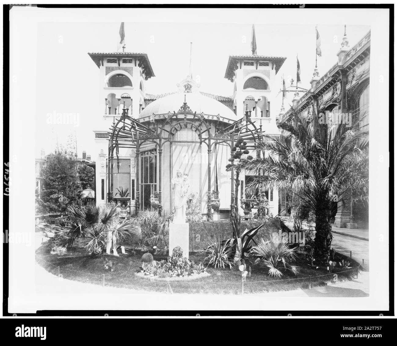 Virgin mary statue garden Cut Out Stock Images & Pictures - Alamy