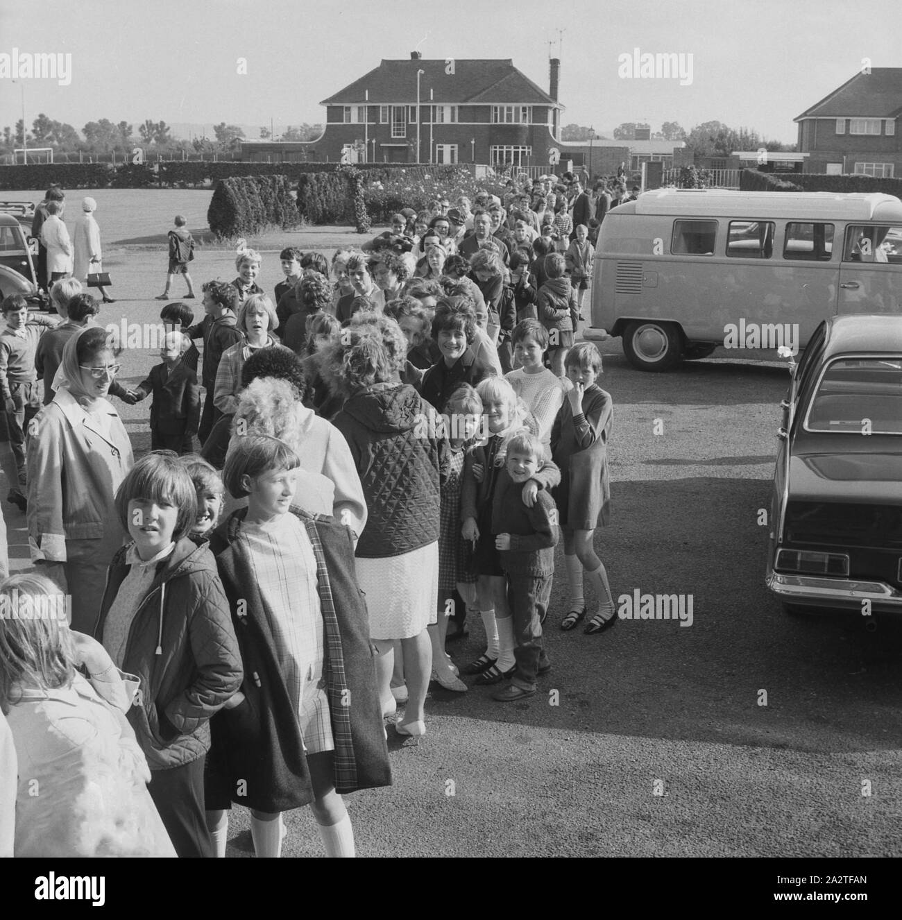 1960s people standing in line hi-res stock photography and images - Alamy