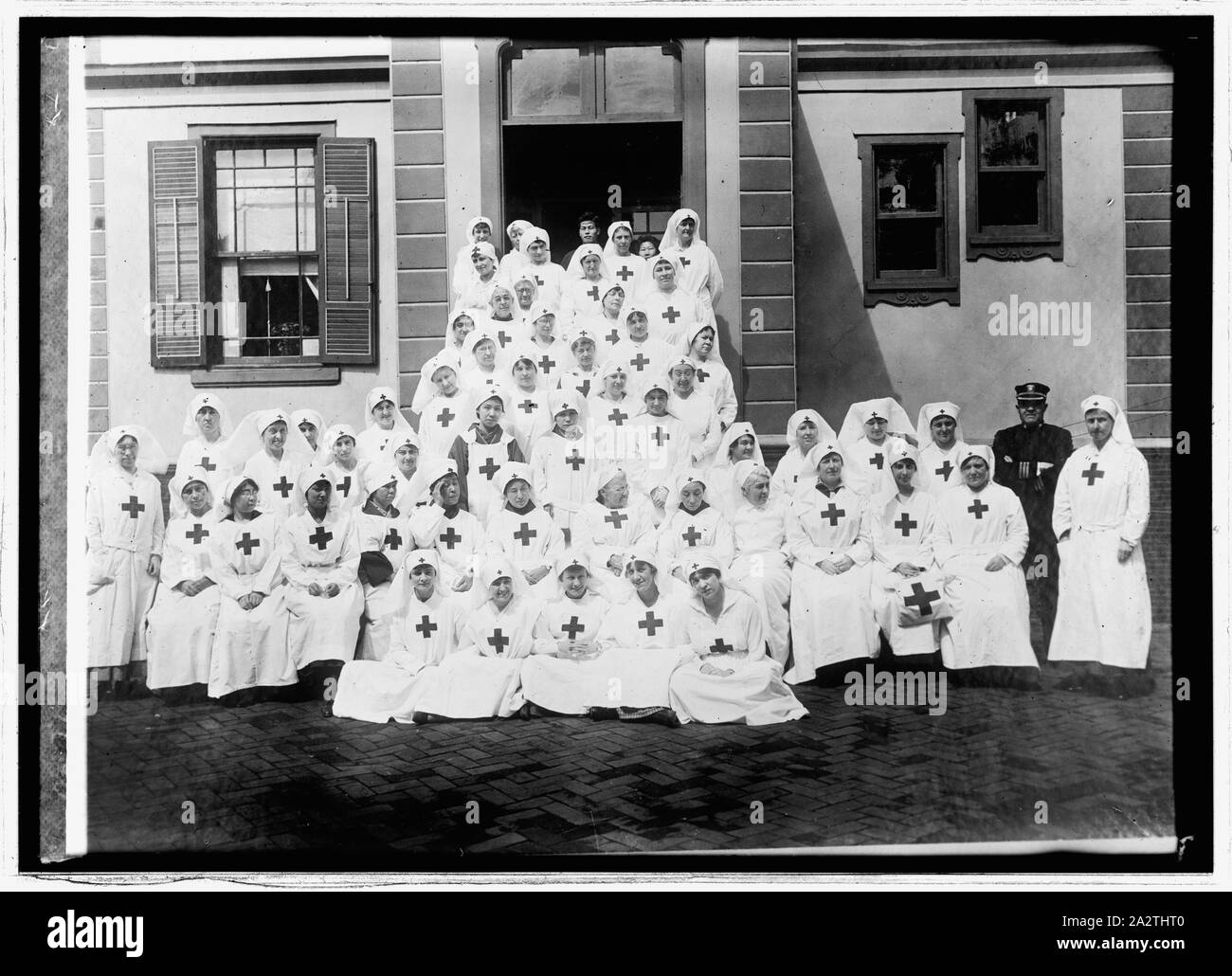 Red cross workers hi-res stock photography and images - Alamy