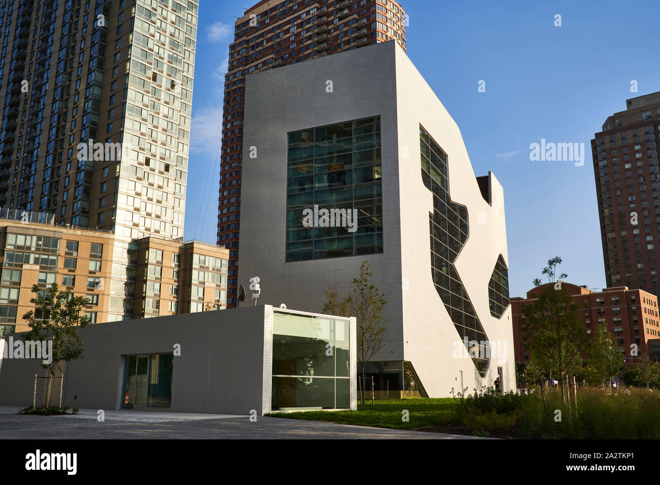 Hunters Point Community Library, designed by Steven Holl Architects ...