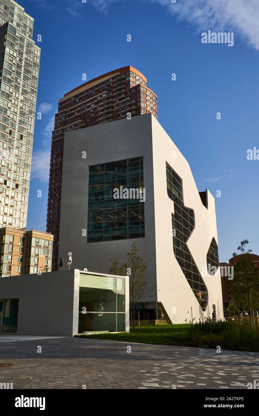 Hunters Point Community Library, designed by Steven Holl Architects ...