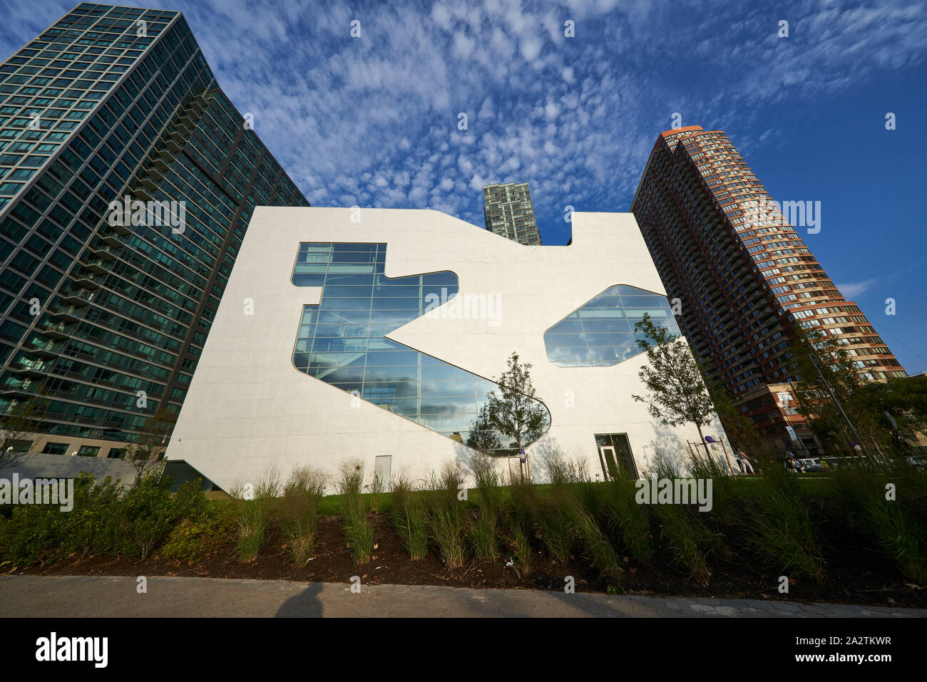 Hunters Point Community Library, designed by Steven Holl Architects ...
