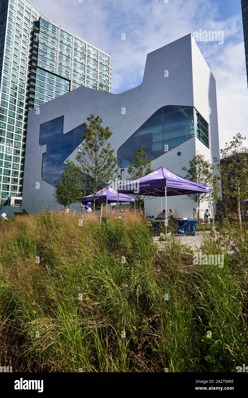 Hunters Point Community Library, designed by Steven Holl Architects ...