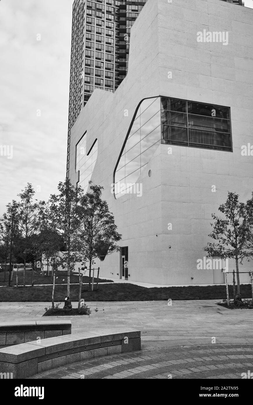 Hunters Point Community Library, designed by Steven Holl Architects ...