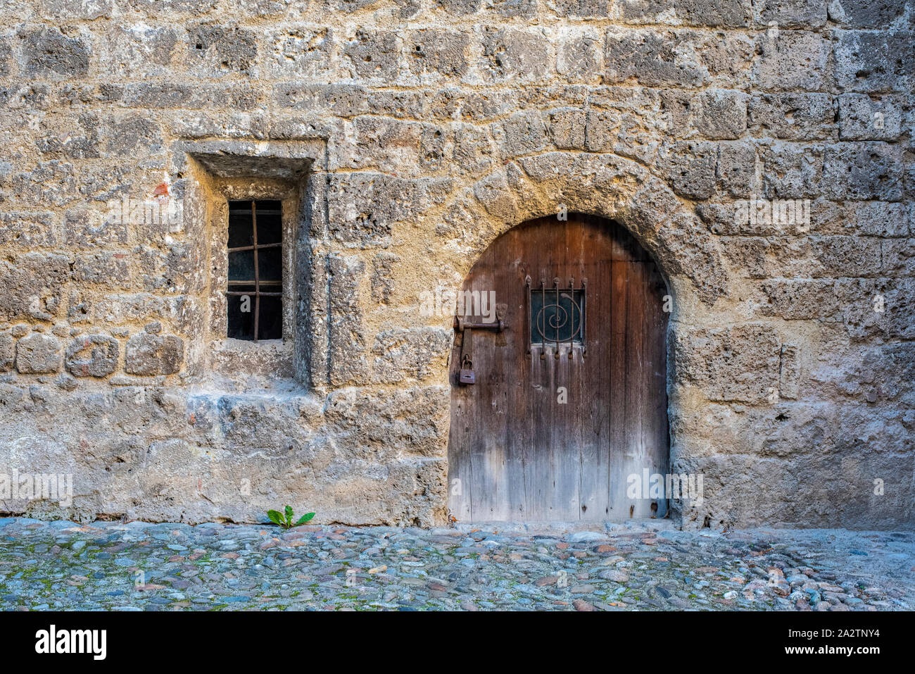 Hinge medieval door hi-res stock photography and images - Alamy