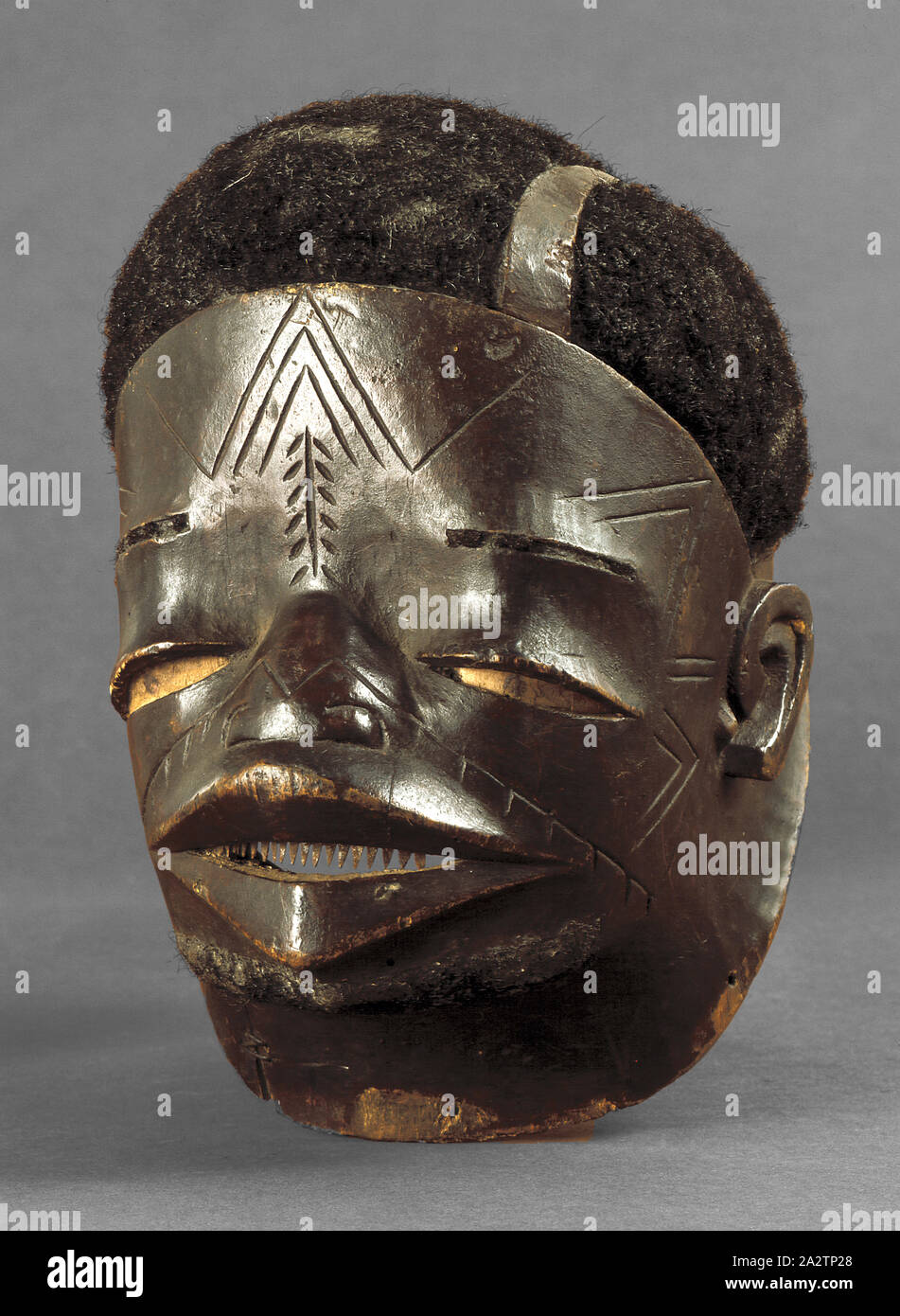 Makonde mask hi-res stock photography and images - Alamy