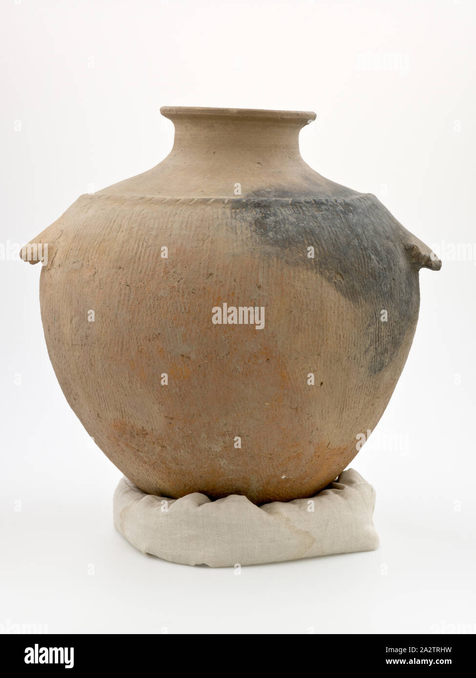 Conical shoulder hi-res stock photography and images - Alamy