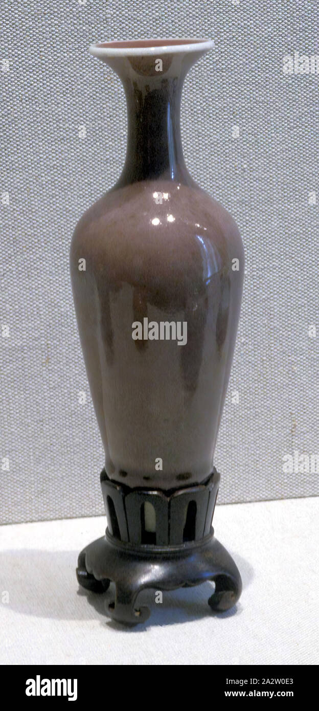 Willow leaf shaped vase hi-res stock photography and images - Alamy