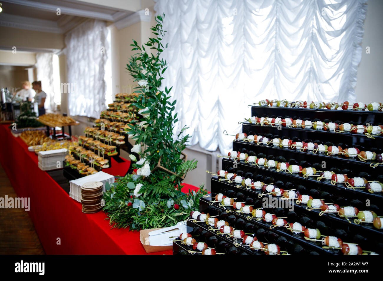 Long banquet table hi-res stock photography and images - Alamy