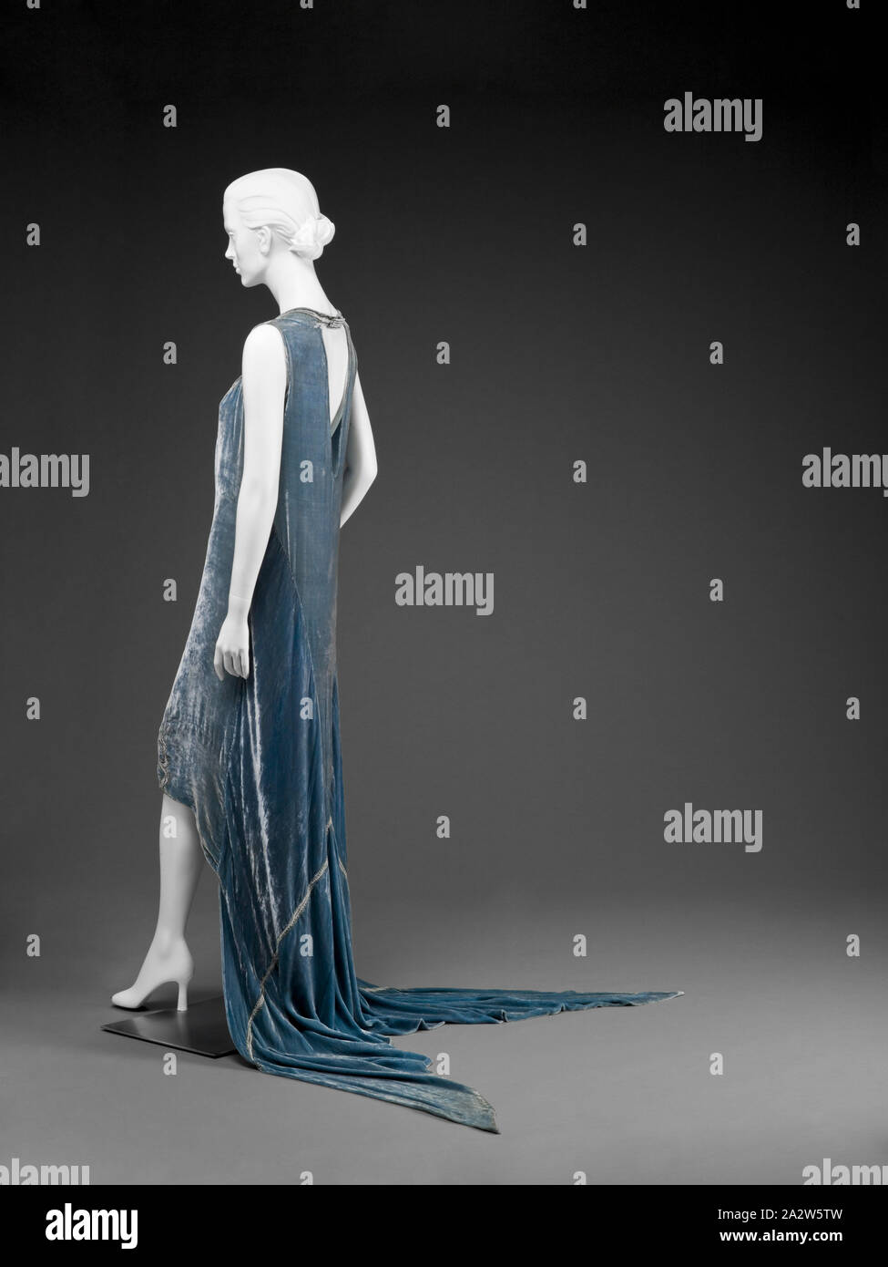 Pearls 1920s hi-res stock photography and images - Alamy