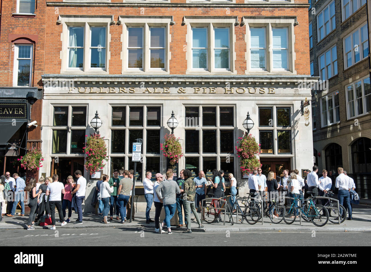 Crowd drinking britain hi-res stock photography and images - Alamy