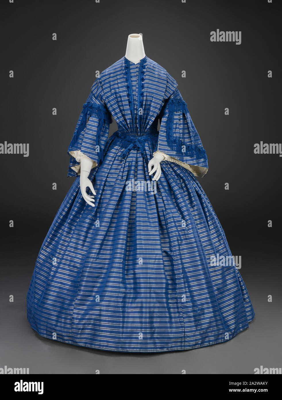 Muslin dress hi-res stock photography and images - Alamy