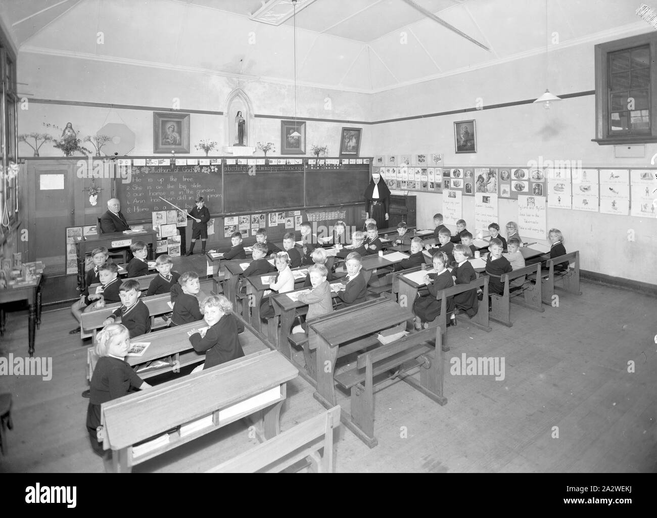 1950s classroom hi-res stock photography and images - Alamy