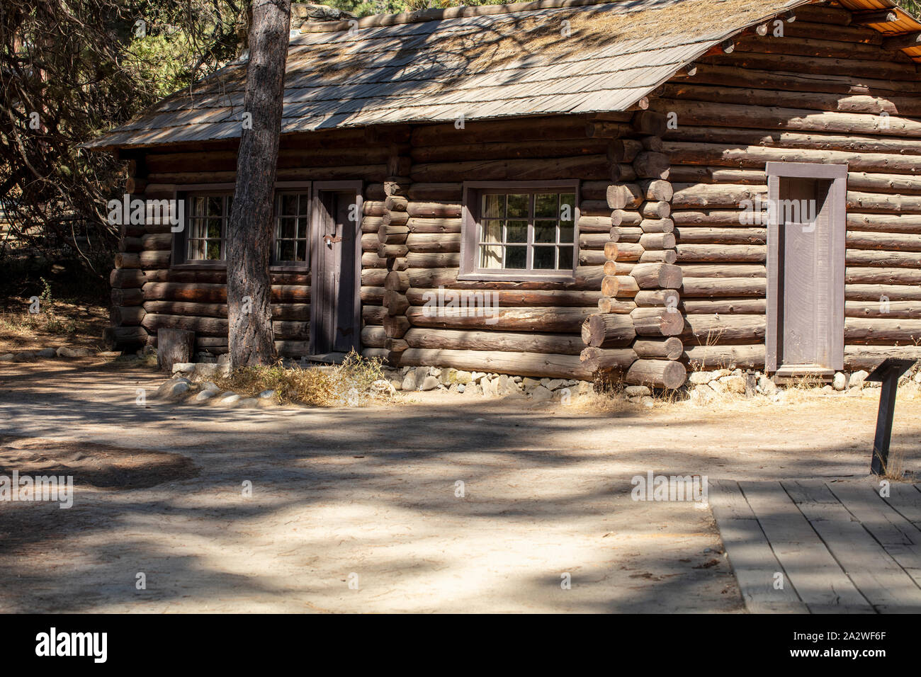 Log cabin in the Wowona old town in Yosemite, California Stock Photo ...
