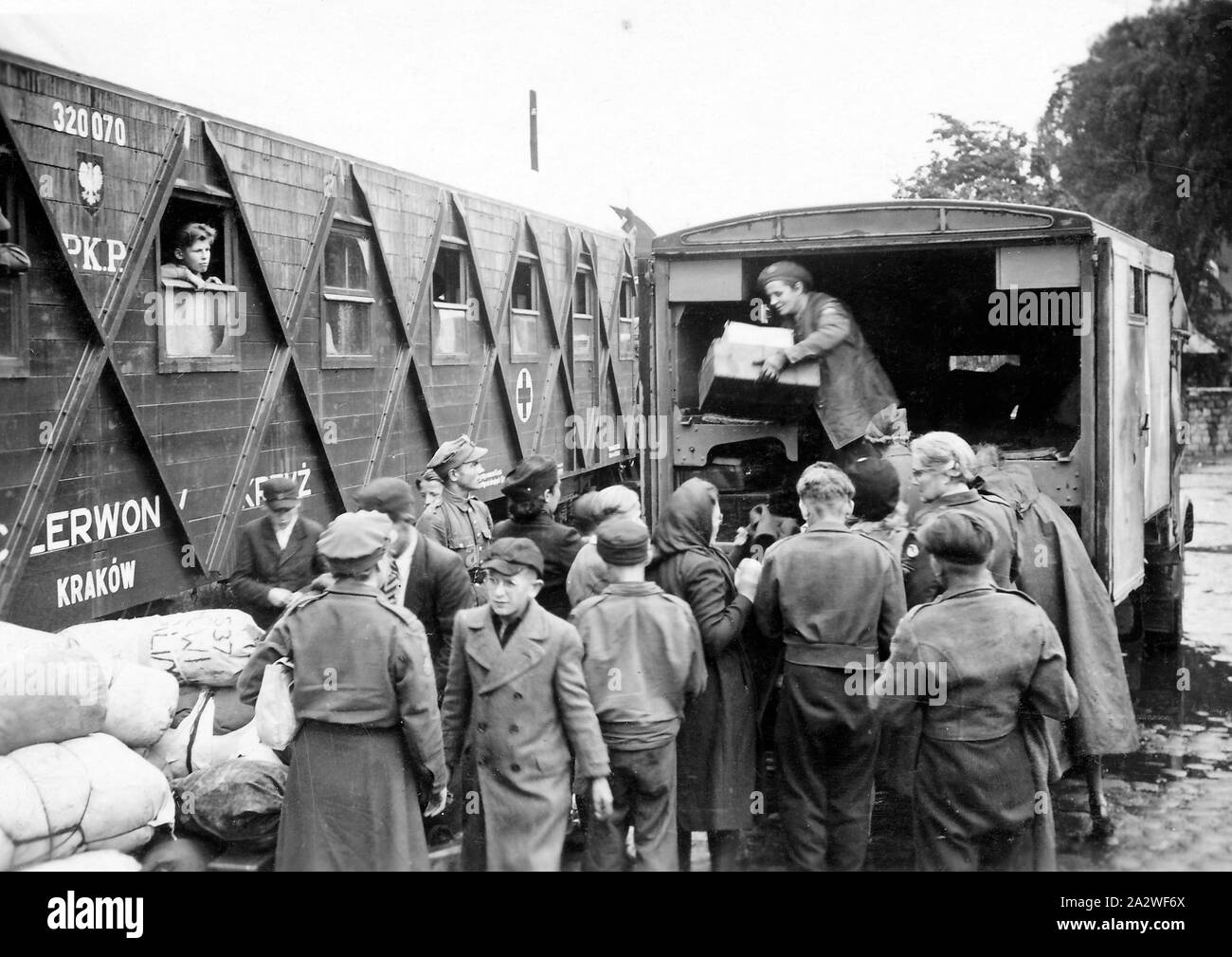 Displaced persons queuing hi-res stock photography and images - Alamy