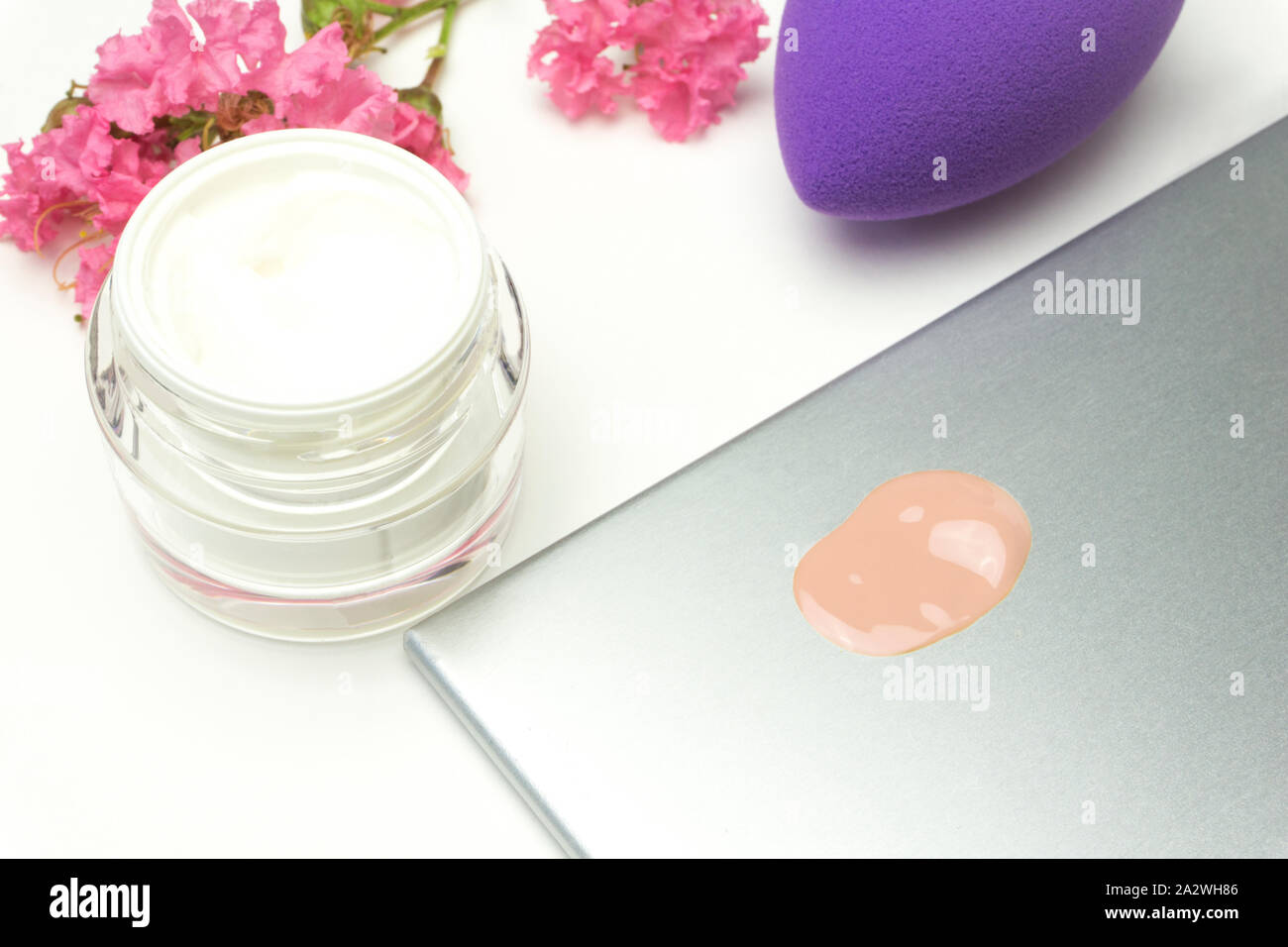 Liquid face powder hi-res stock photography and images - Alamy