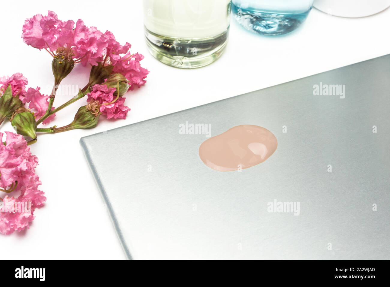 Liquid face powder hi-res stock photography and images - Alamy