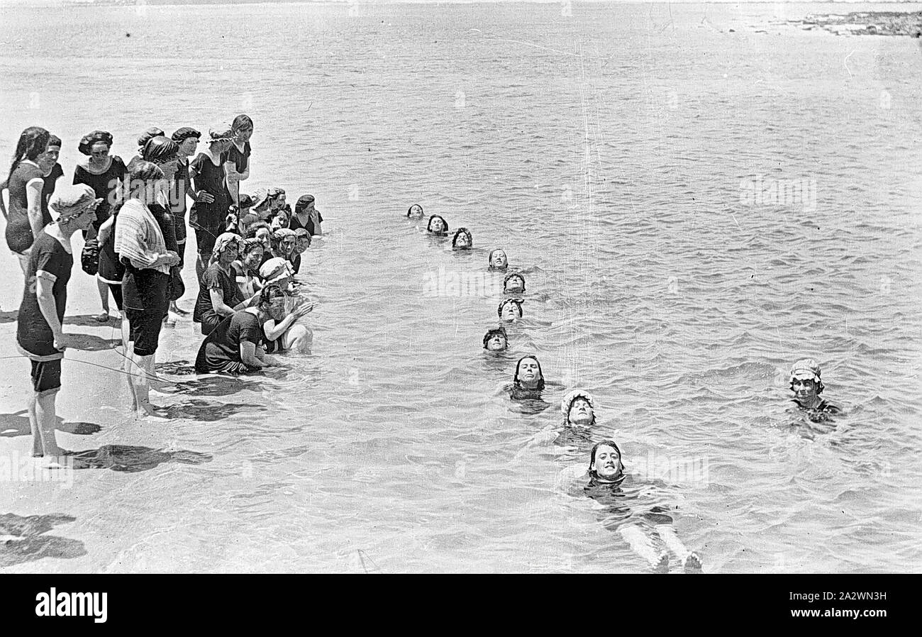 Girls in a line hi-res stock photography and images - Alamy