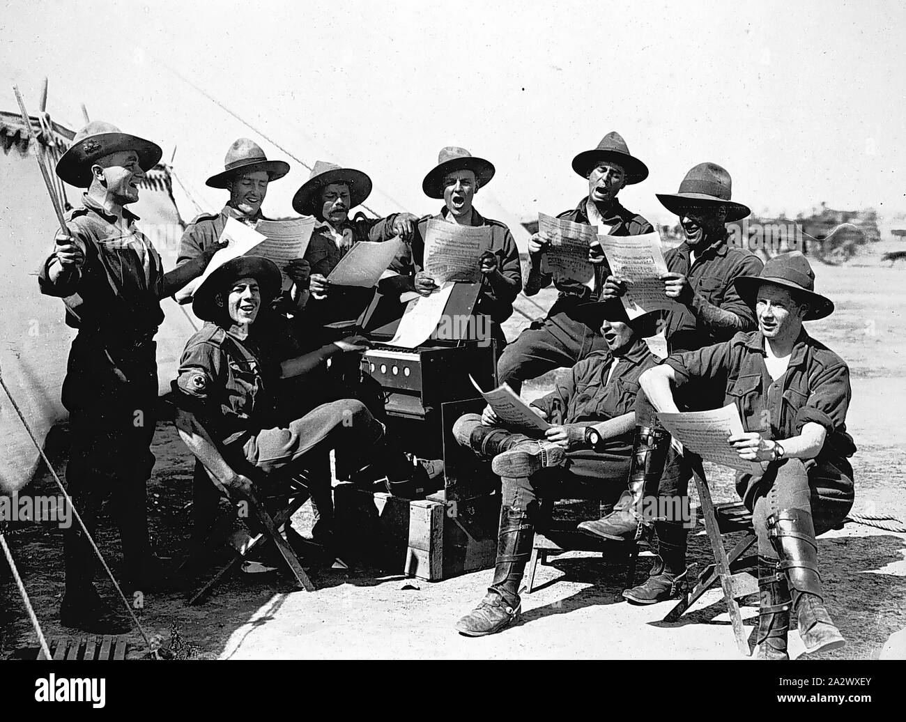 Singing soldiers hi-res stock photography and images - Alamy