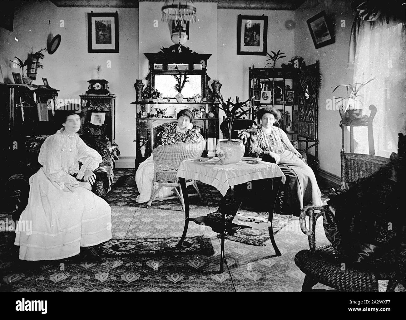 Women in 1900 hi-res stock photography and images - Alamy