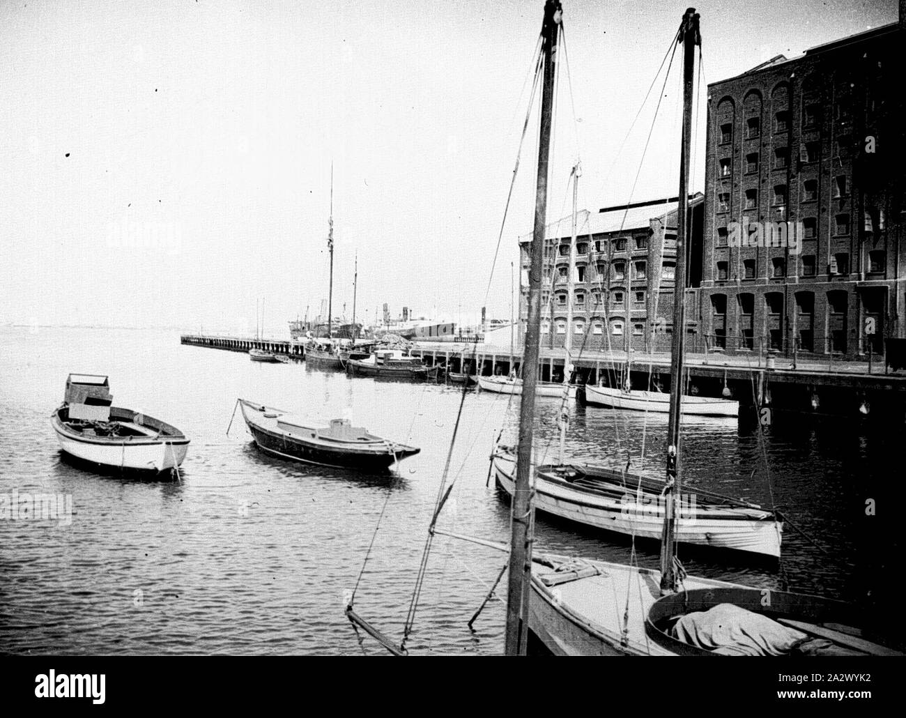 Ship at port with warehouses hi-res stock photography and images - Alamy