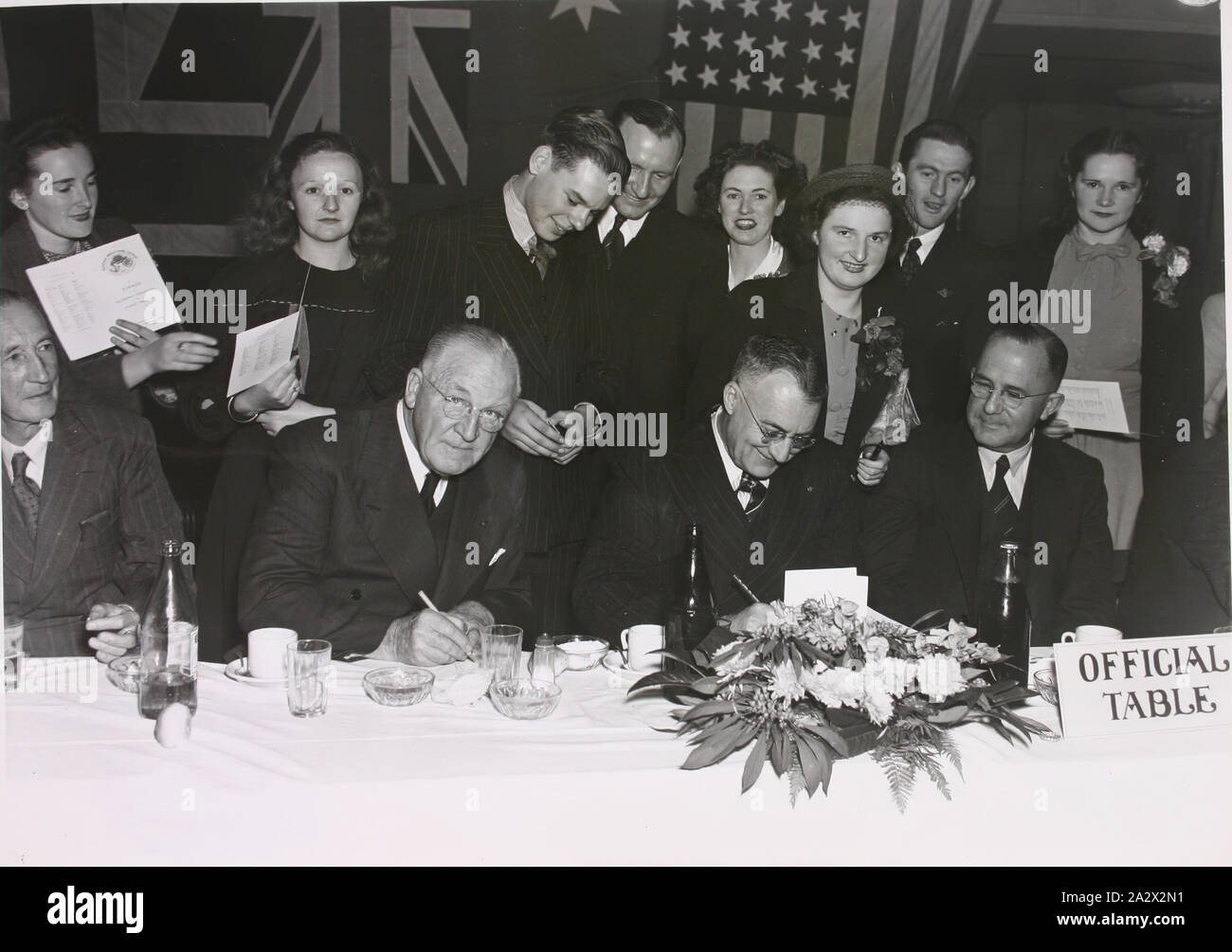 Signing dinner menus hi-res stock photography and images - Alamy