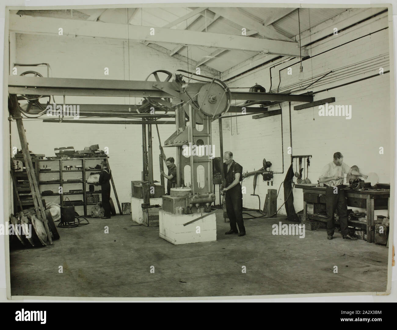 Factory workers 1930 hi-res stock photography and images - Alamy