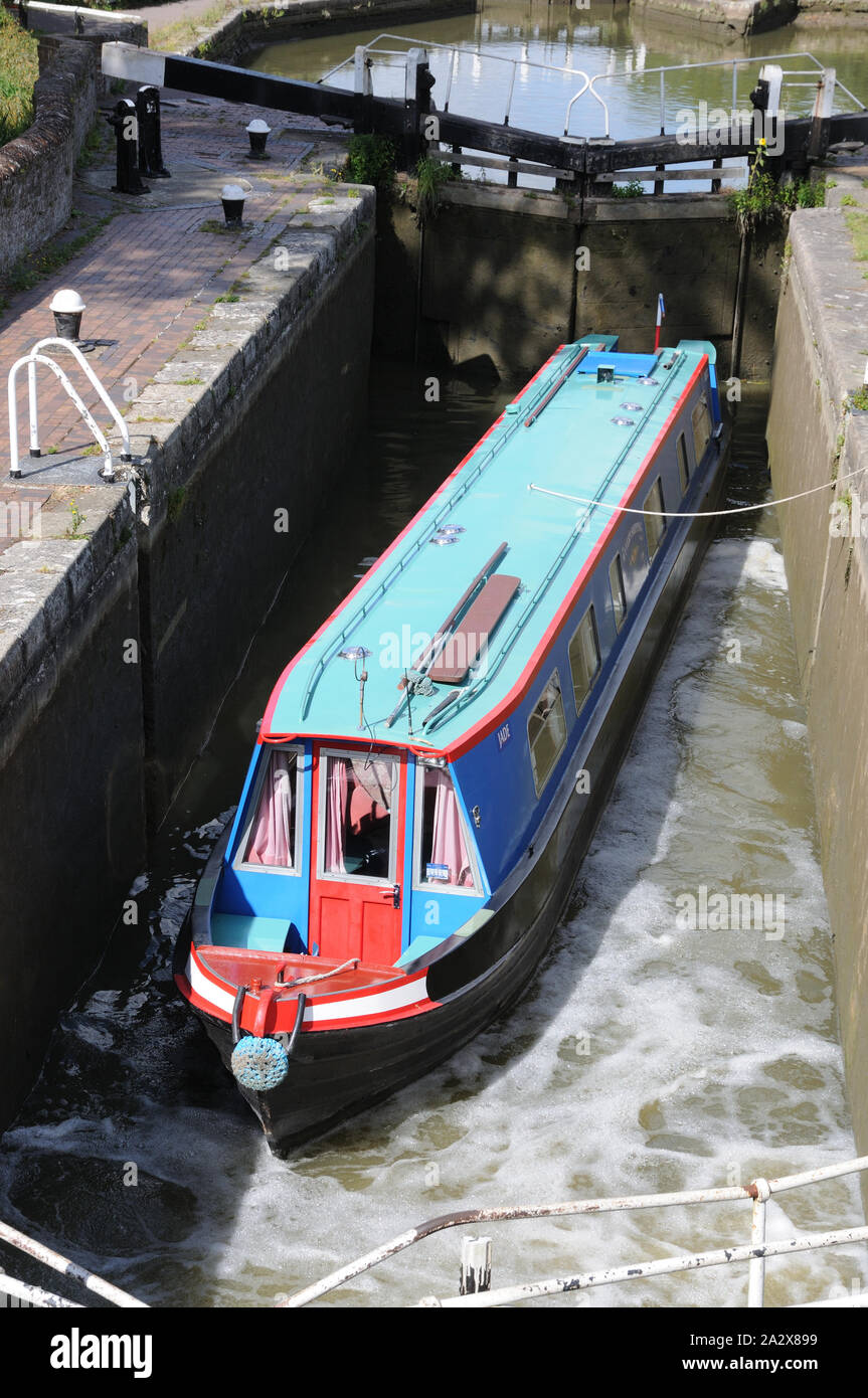 Barge in lock, Soulbury, Buckinghamshire Stock Photo - Alamy