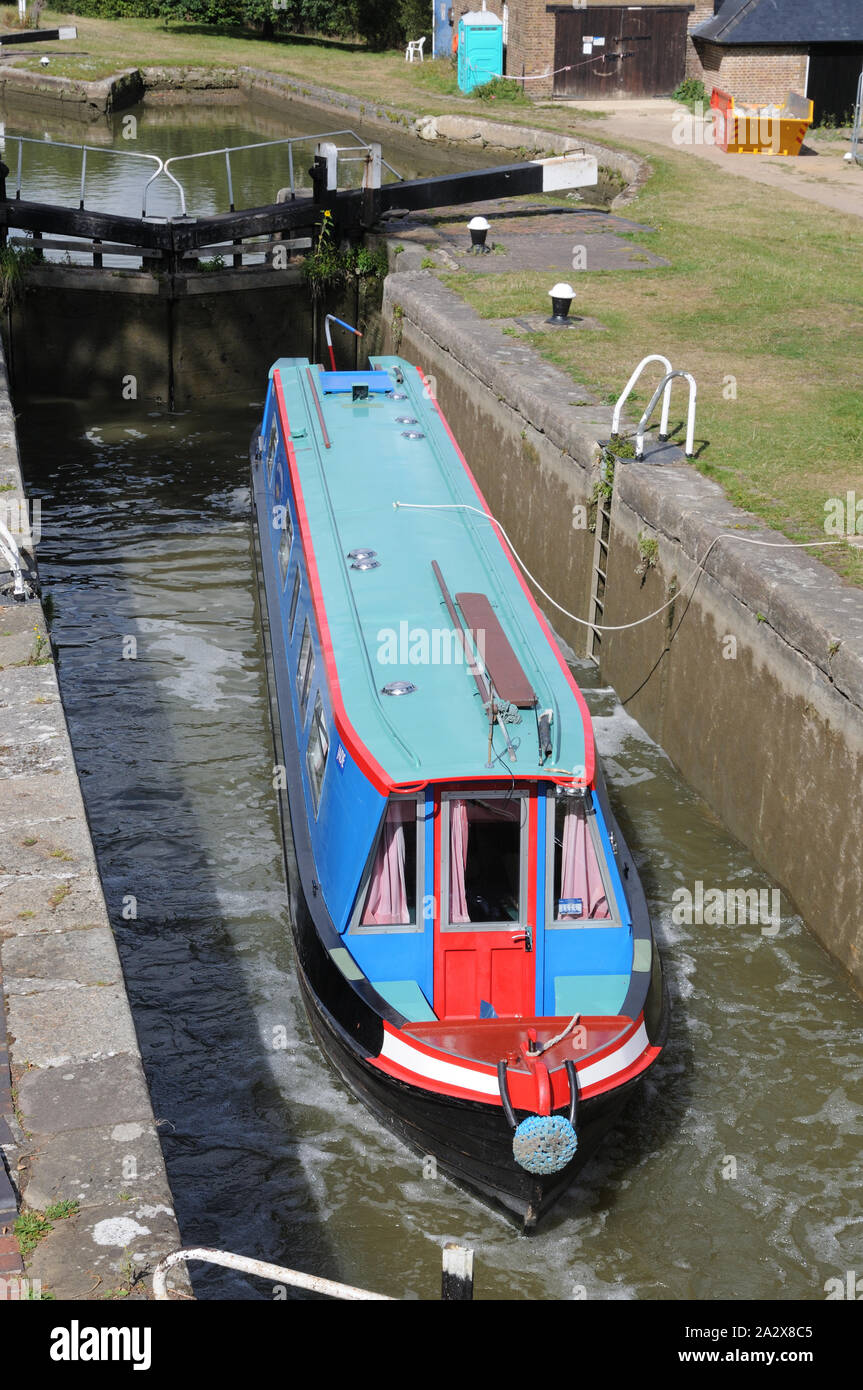 Barge in lock hi-res stock photography and images - Alamy