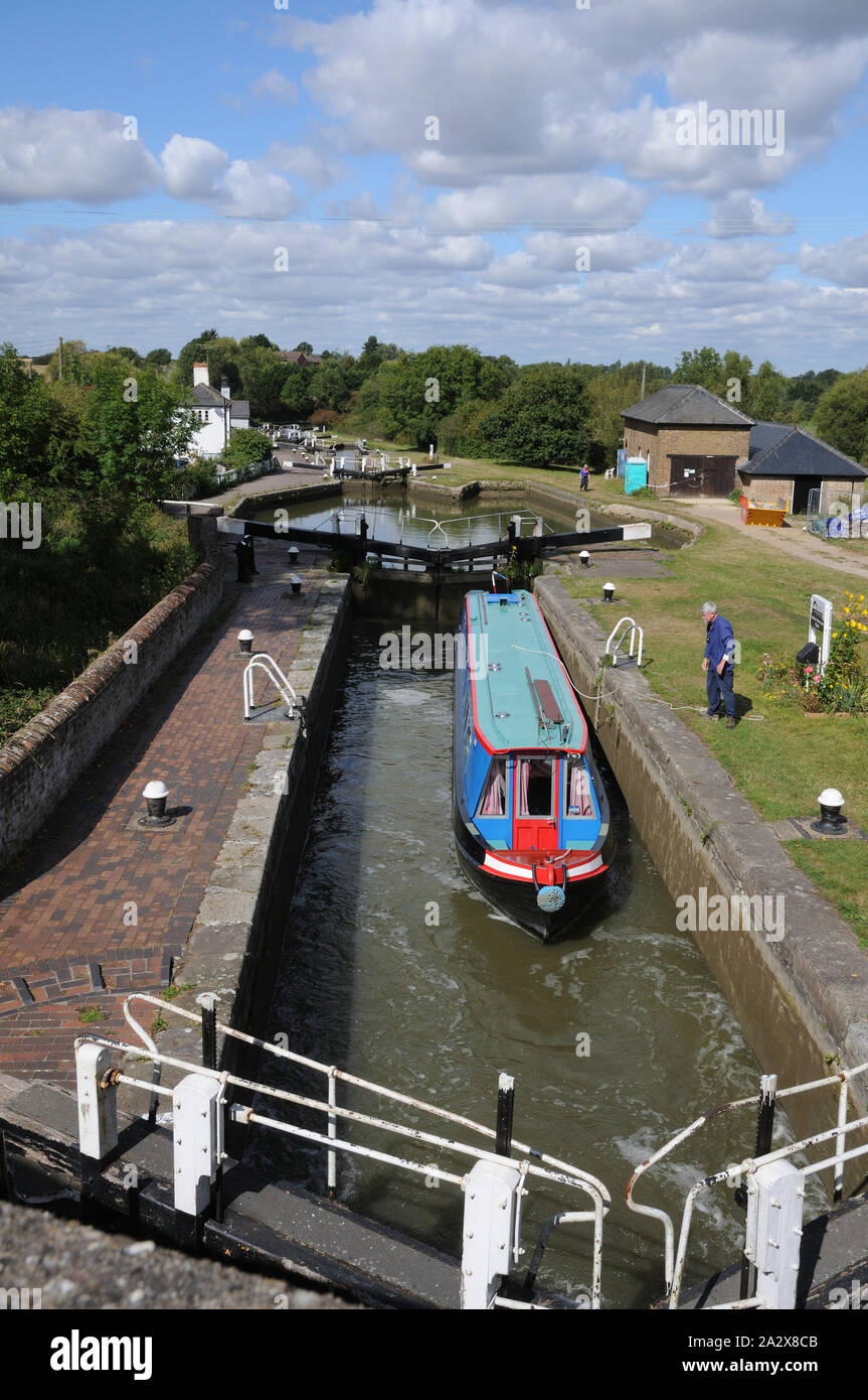 Barge in lock, Soulbury, Buckinghamshire Stock Photo - Alamy