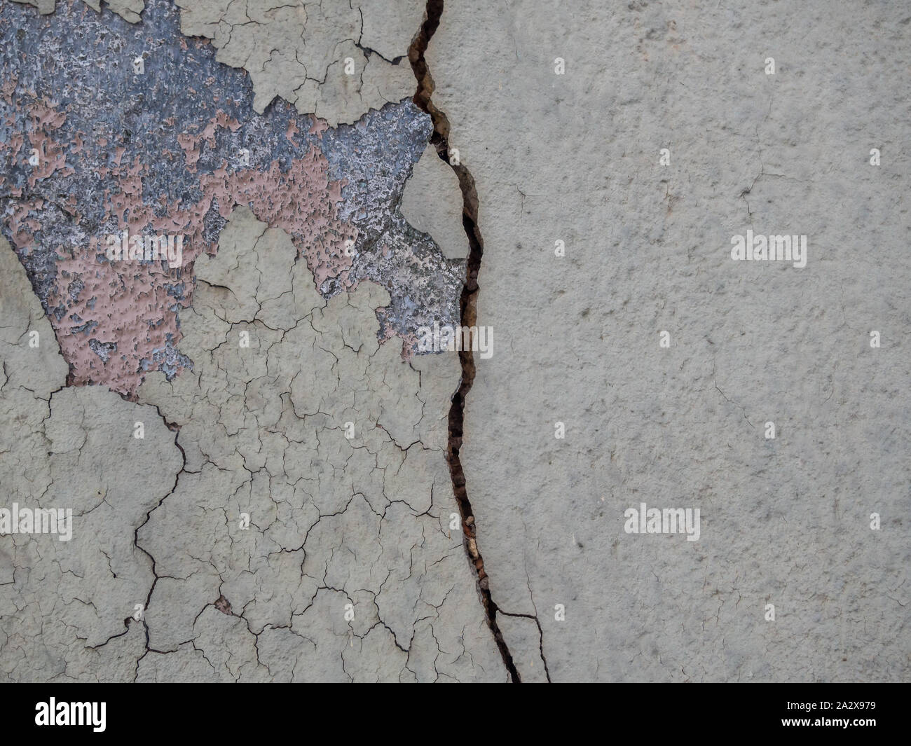 Crack in a wall building damage Stock Photo - Alamy