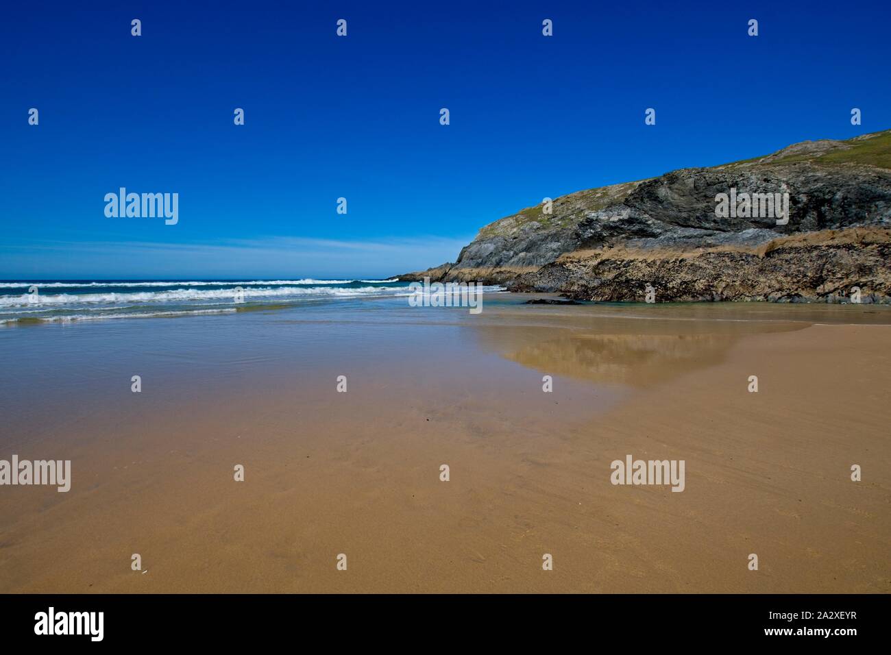 Reflective beach hi-res stock photography and images - Alamy