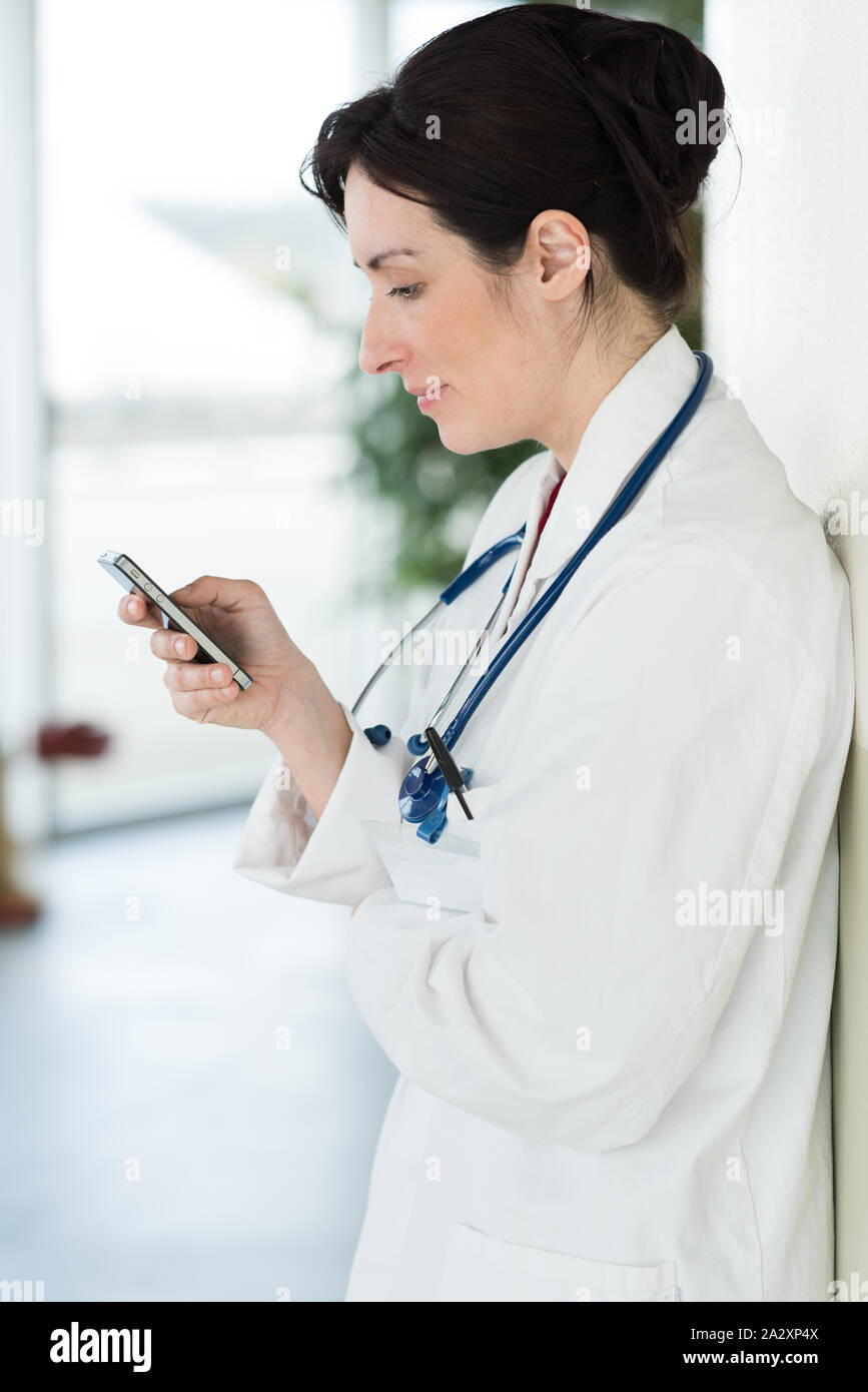 Replying message hi-res stock photography and images - Alamy