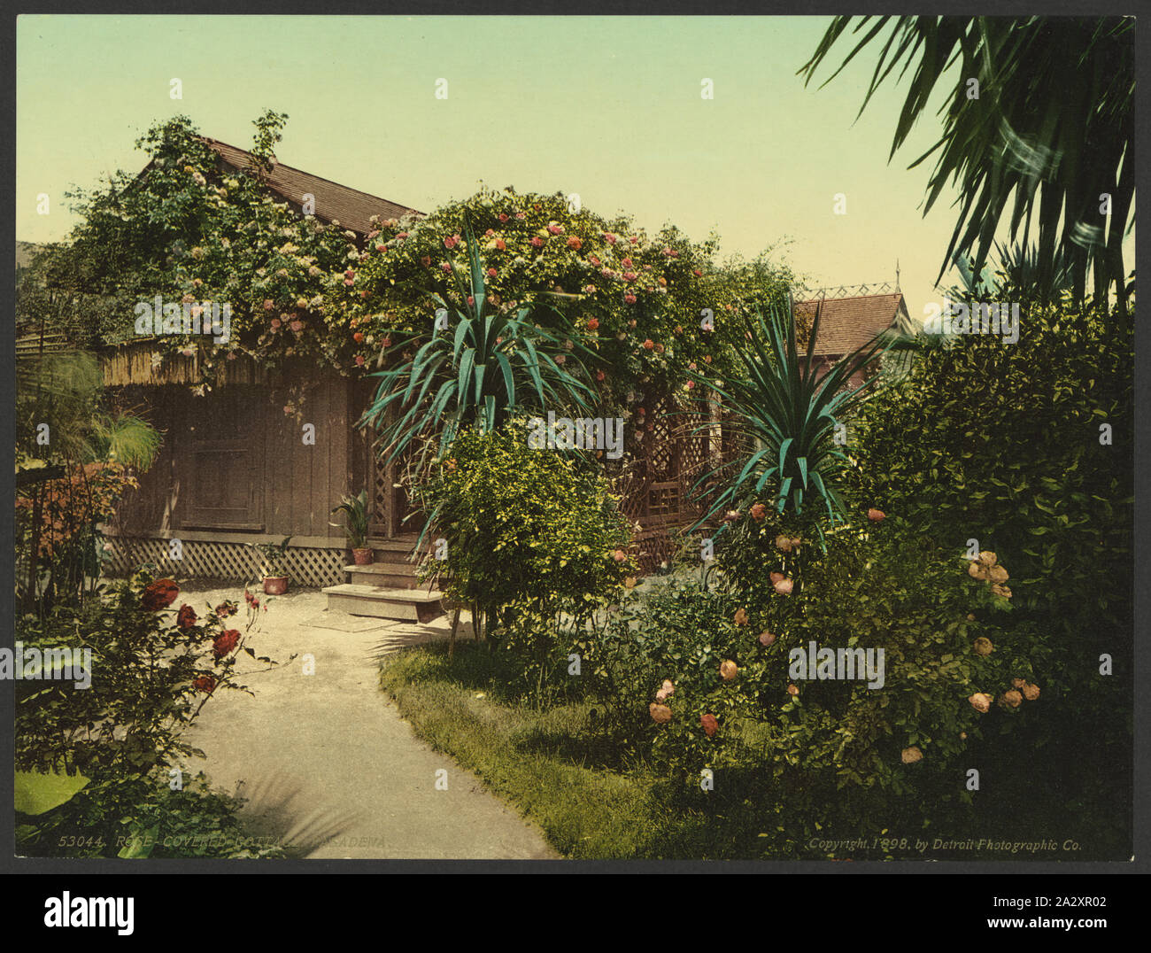 Rose covered cottage hi-res stock photography and images - Alamy