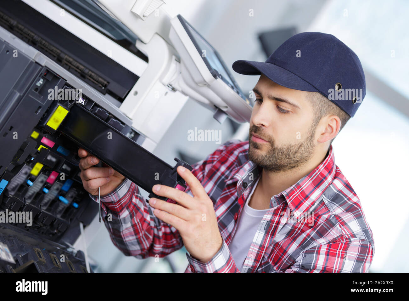 technician fixing a photocopier machine Stock Photo - Alamy