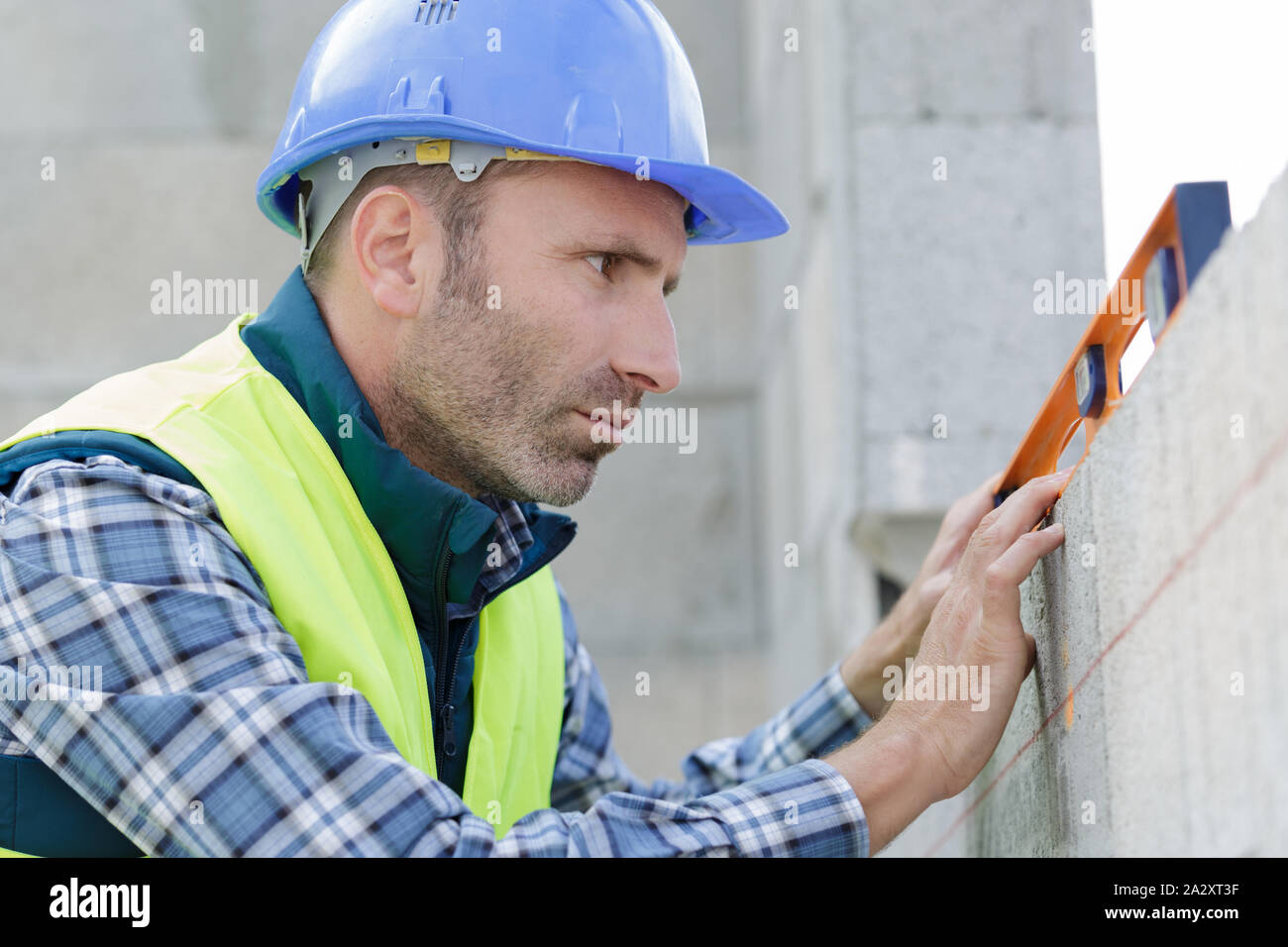 portrait of a builder leveling a roof Stock Photo - Alamy
