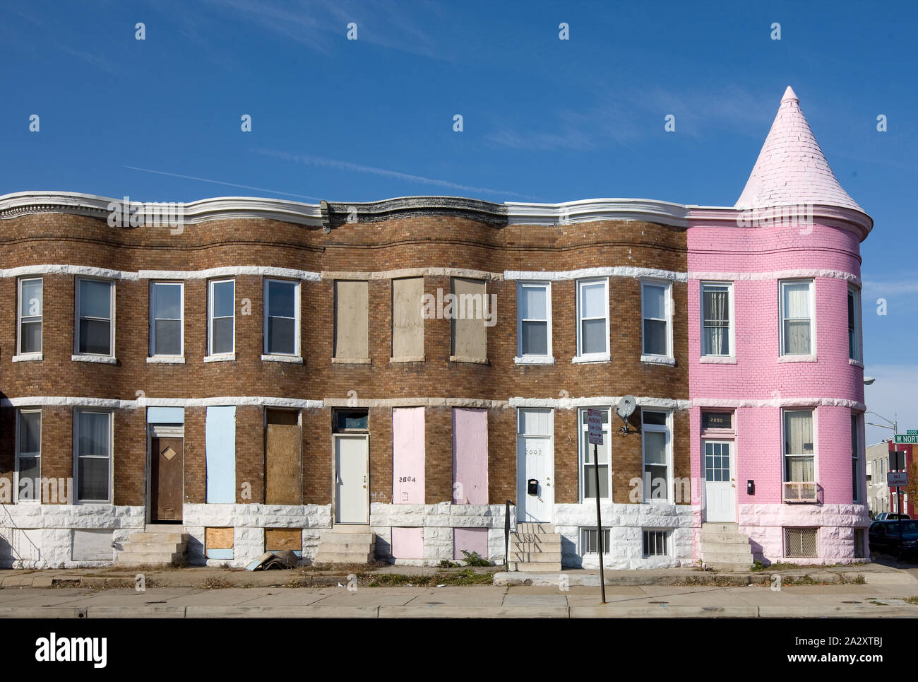 Baltimore row houses hi-res stock photography and images - Alamy