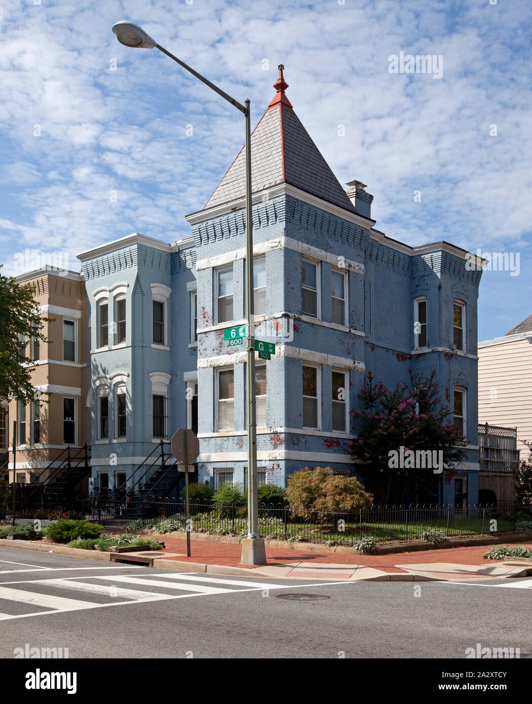 House on the corner hi-res stock photography and images - Alamy