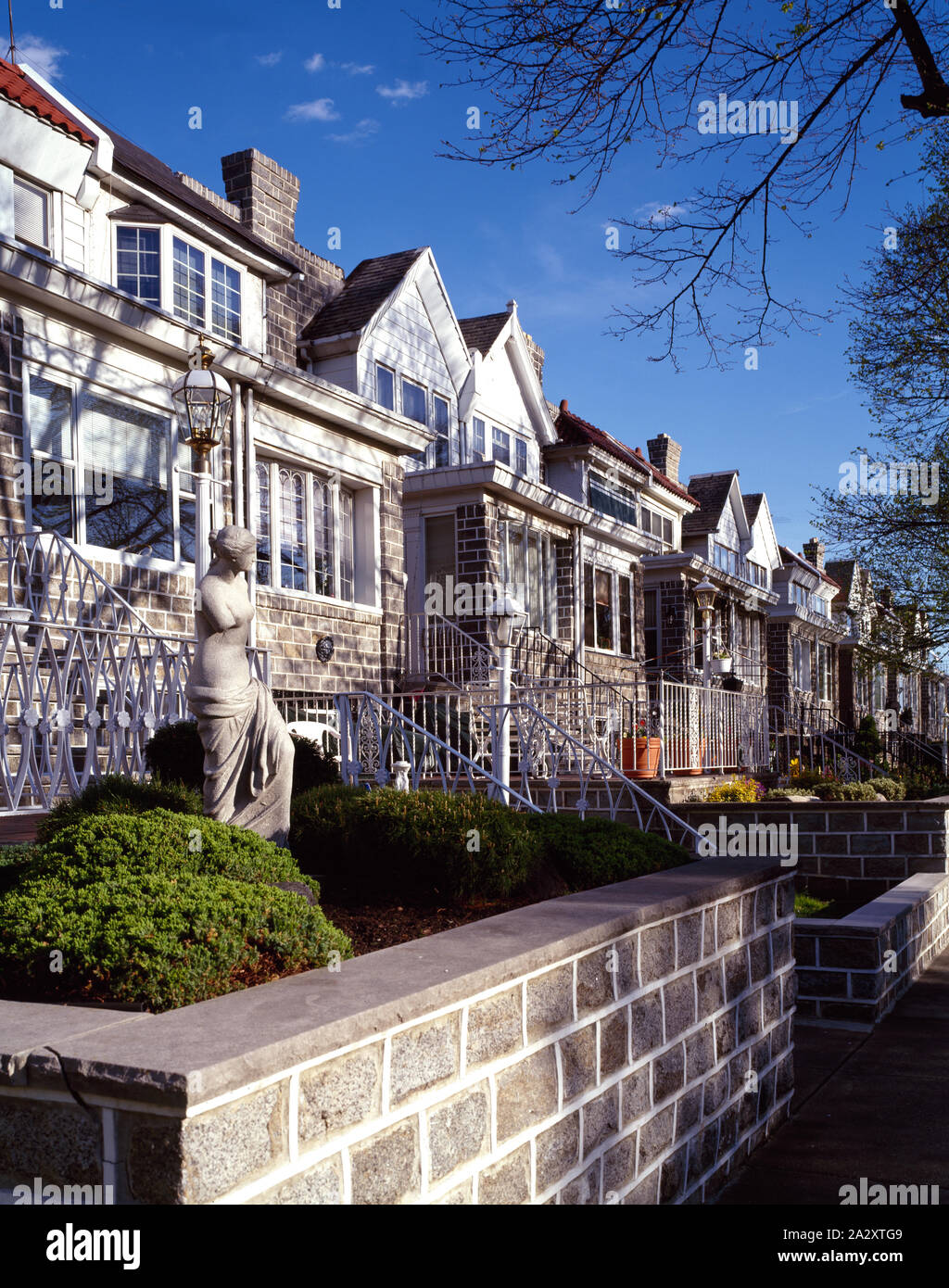 Row houses in philadelphia hi-res stock photography and images - Alamy