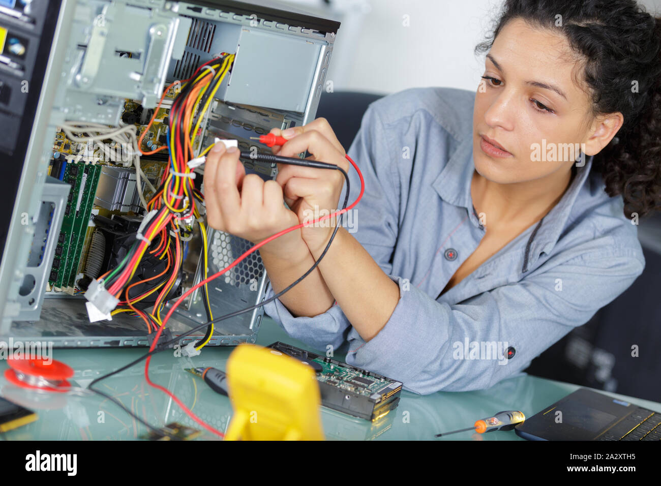 Woman girl computer cables hi-res stock photography and images - Alamy