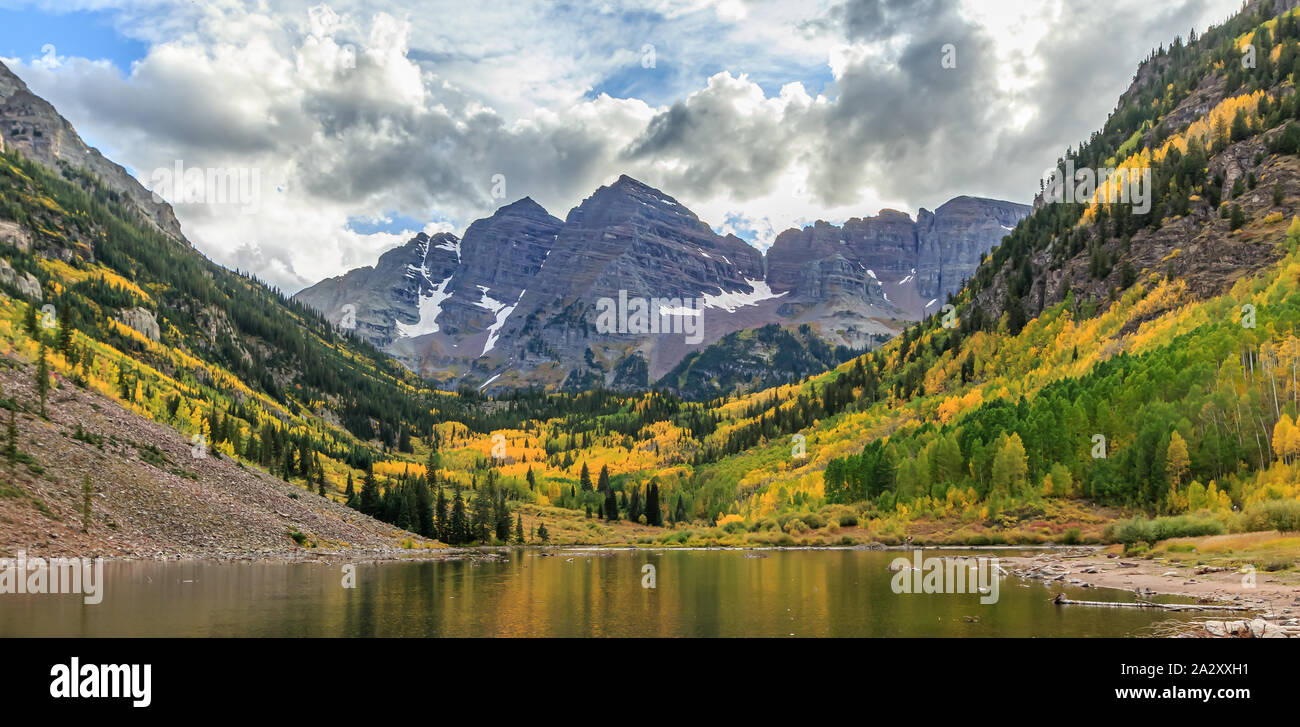 Maroon Bells reflecting in Maroon Lake with fall color Stock Photo - Alamy