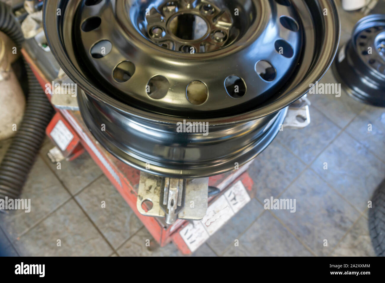 Car wheel balancing hi-res stock photography and images - Alamy